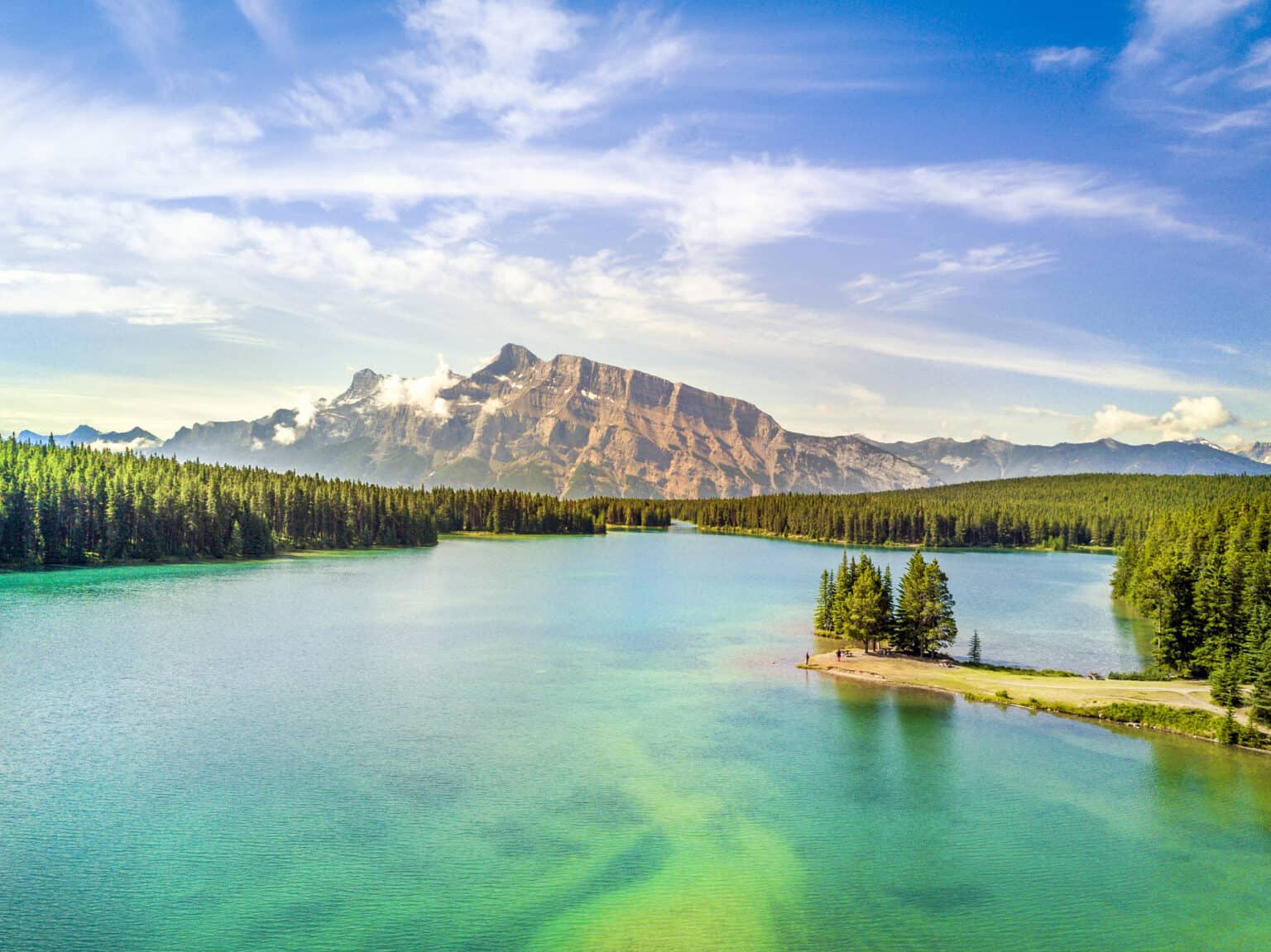 6 Lakes in Alberta That Completely Freeze Over in the Winter - A-Z Animals