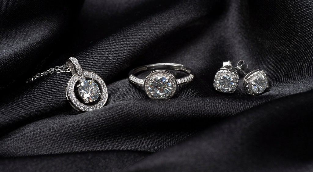 5 Stones That Look Like Diamonds - A-Z Animals