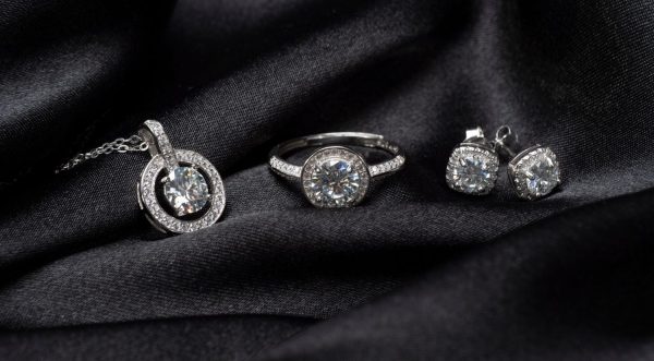 5 Stones That Look Like Diamonds - A-Z Animals